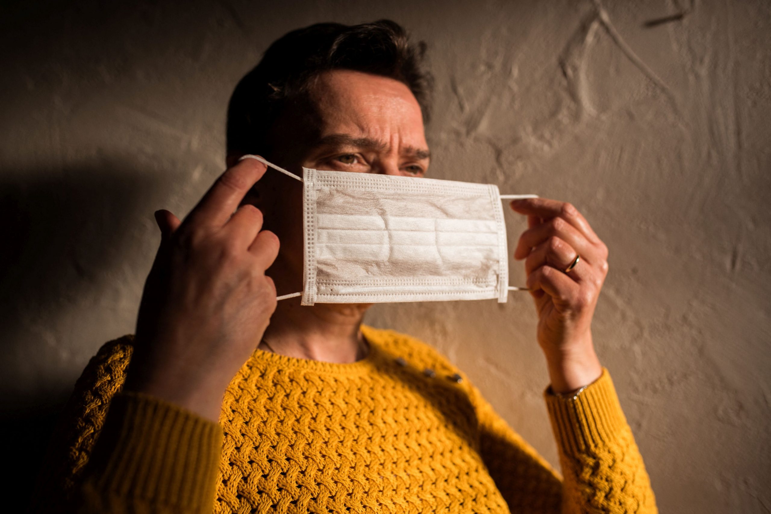 Dacă nu porți masca pe nas, riști amendă. Cu ce sumă te poate sancționa ...