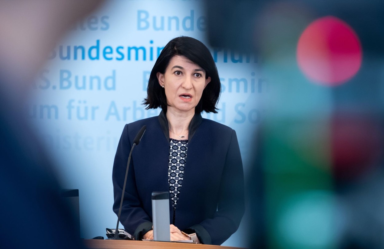 Culisele moţiunii Violetei Alexandru: „Elena Ceauşescu a prins glas din ...