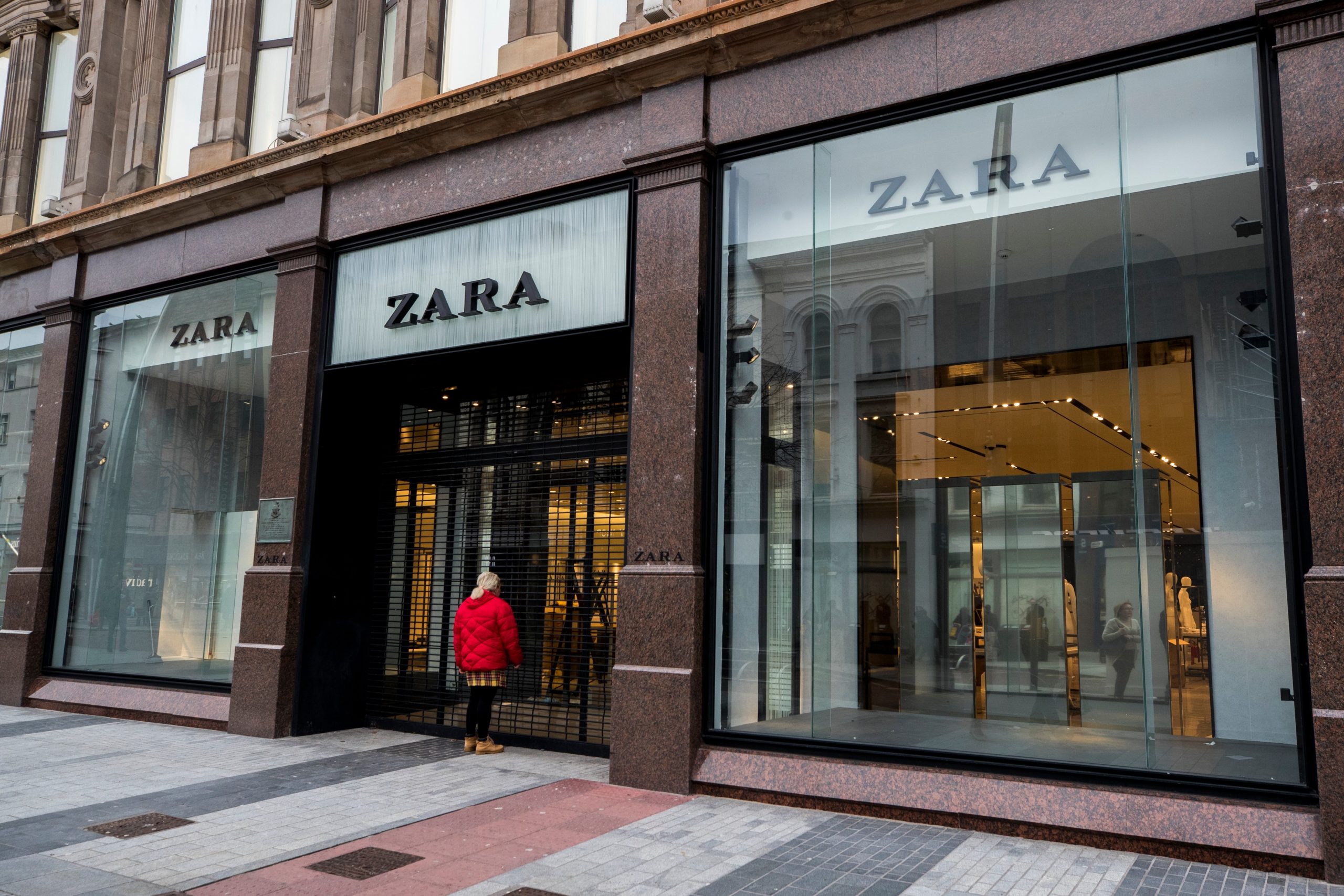 Inditex, compania care deține Zara, a anunțat că va închide peste 1000 ...