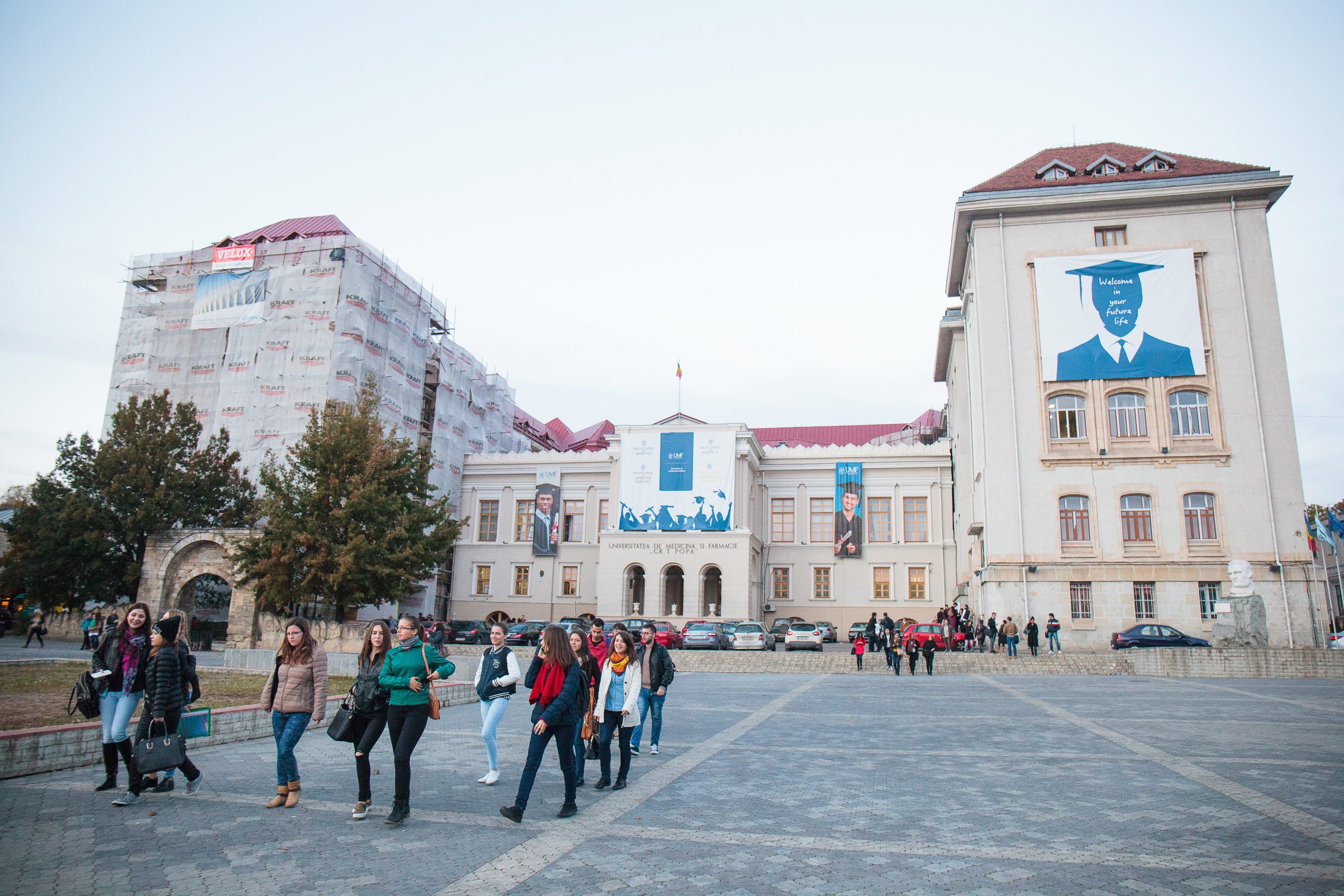 Absolvenţii de UMF Iaşi au avut parte de curs festiv, dar fără părinţi