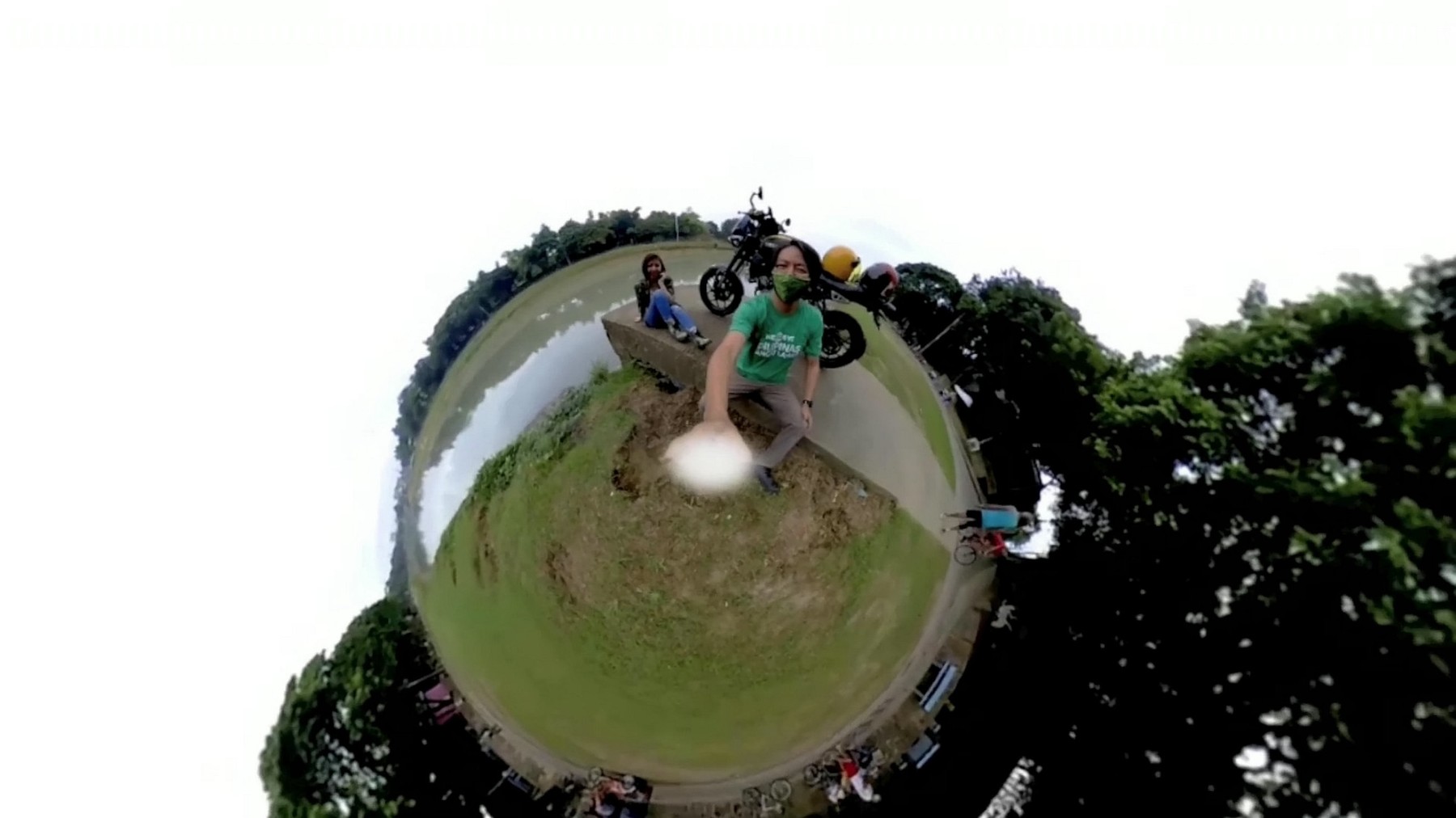 Camera care te face să ieși din casă. Poate filma 360 de grade și ...