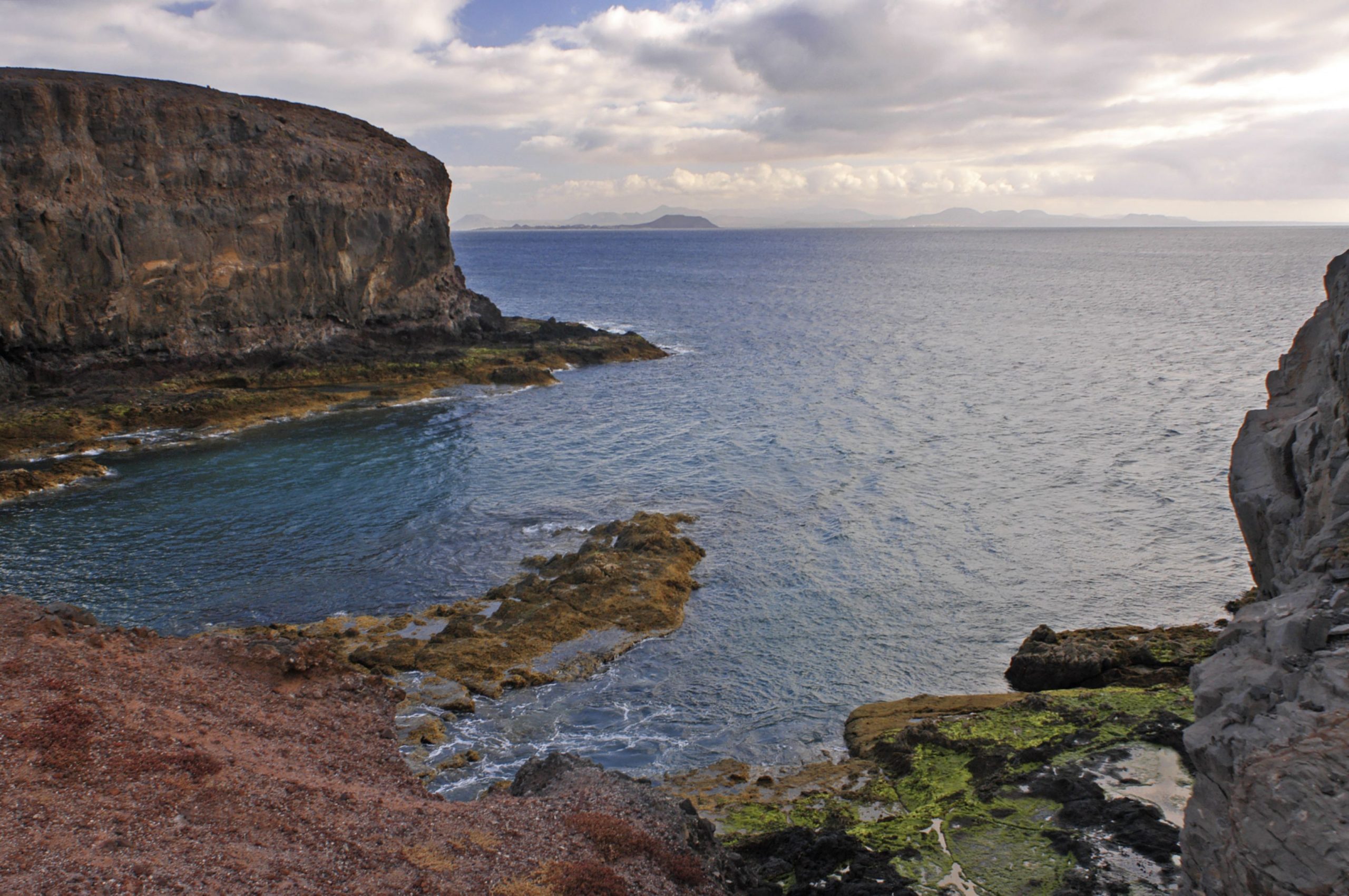 Telemuncă din paradis. Românii dau Bucureștiul pe Insulele Canare
