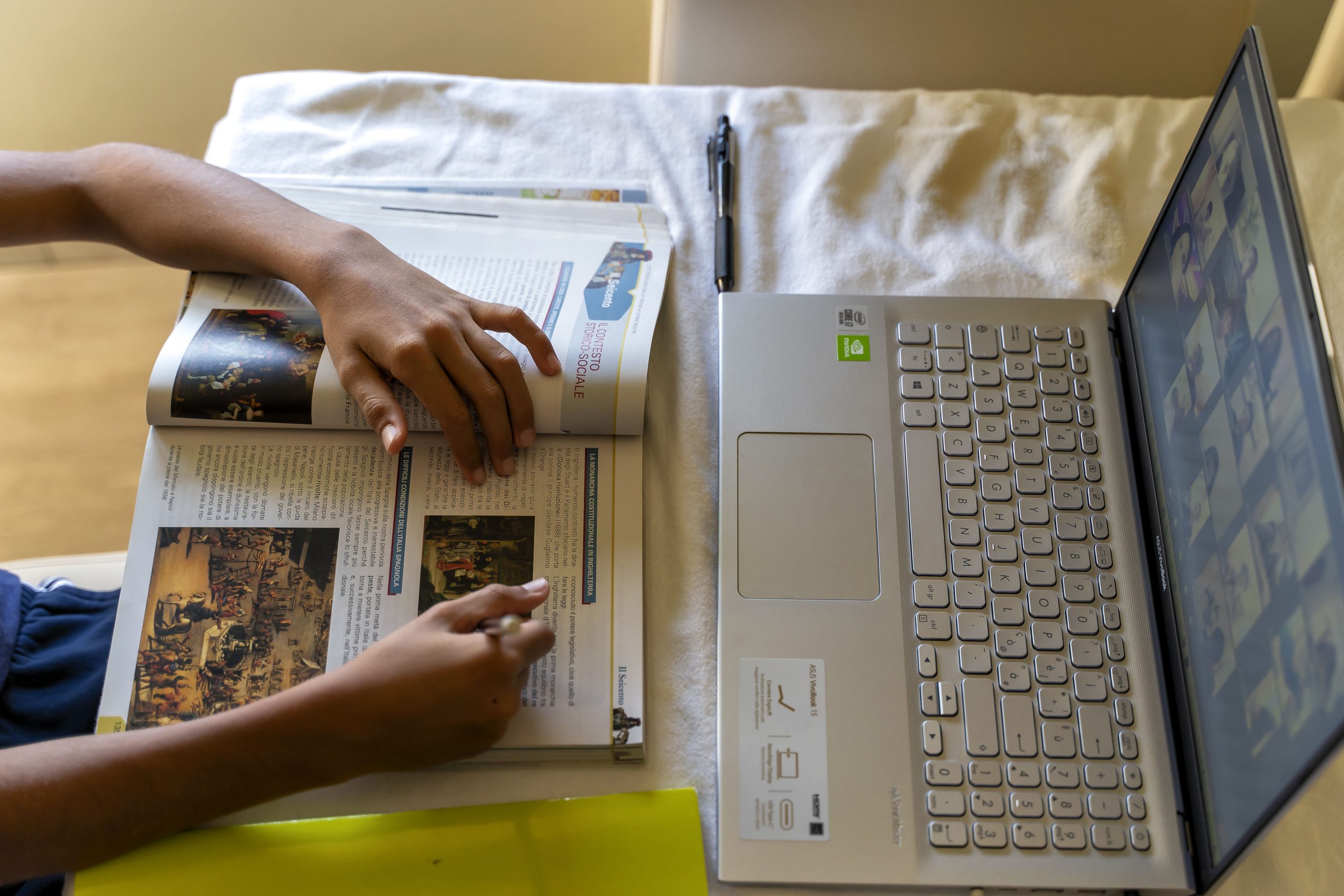 Cum se poate digitaliza educația la noi în țară? Răspunsurile experților