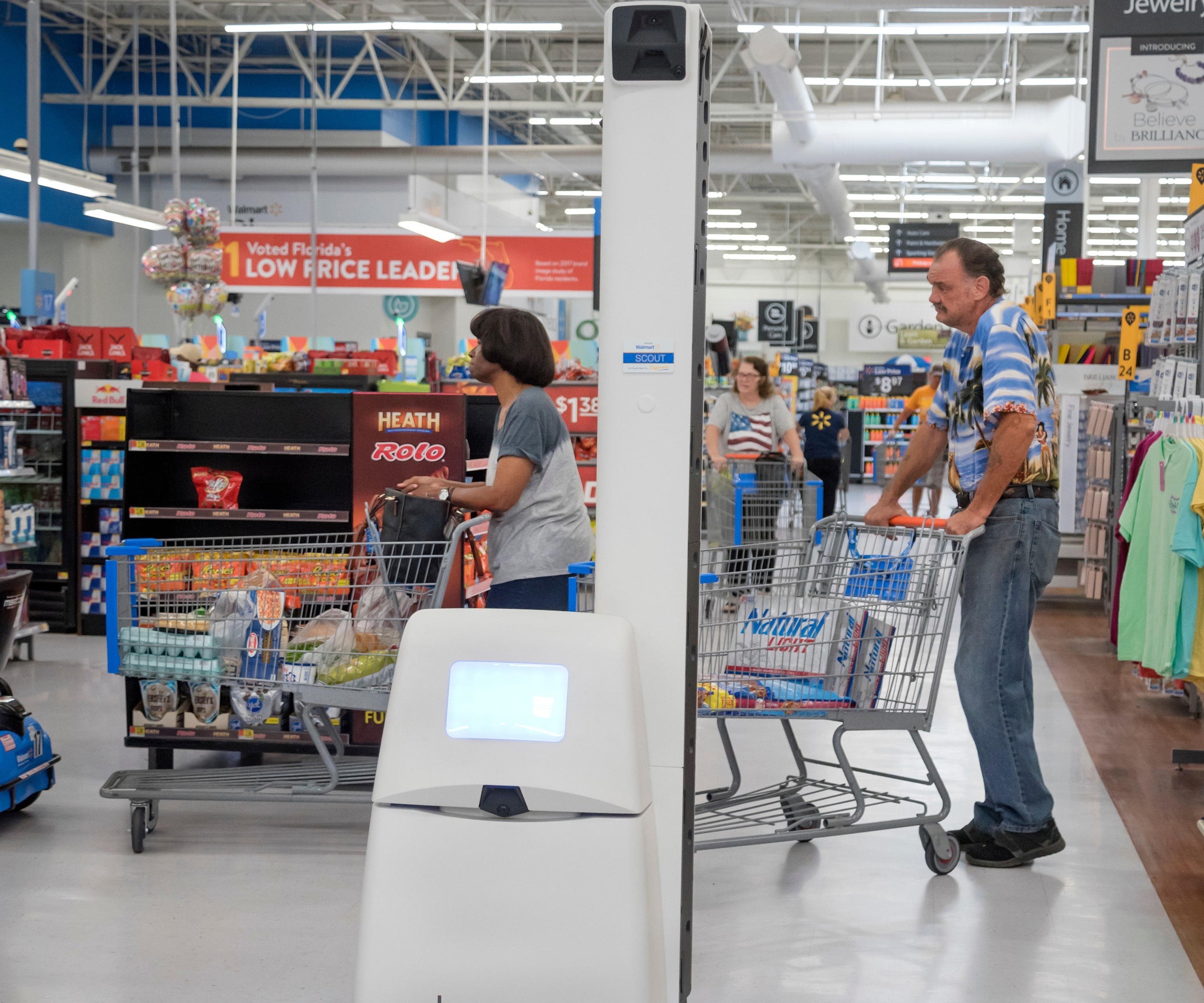 Pandemia concediează roboții. Compania Walmart alege oamenii în locul ...