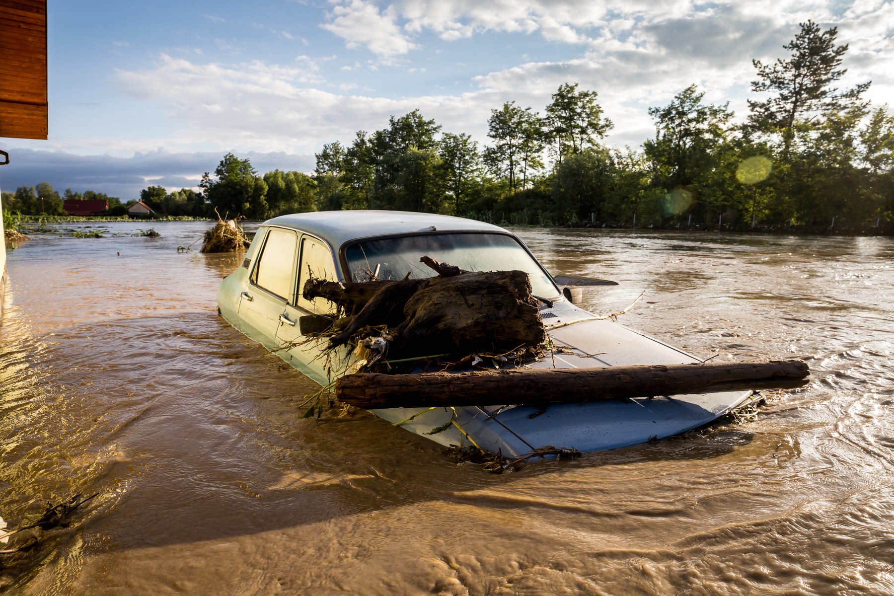 COD ROȘU de inundații pe mai multe râuri din trei județe