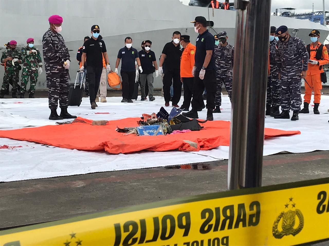 IMAGINI. Accidentul aviatic din Indonezia: bucăți de fuselaj au fost ...