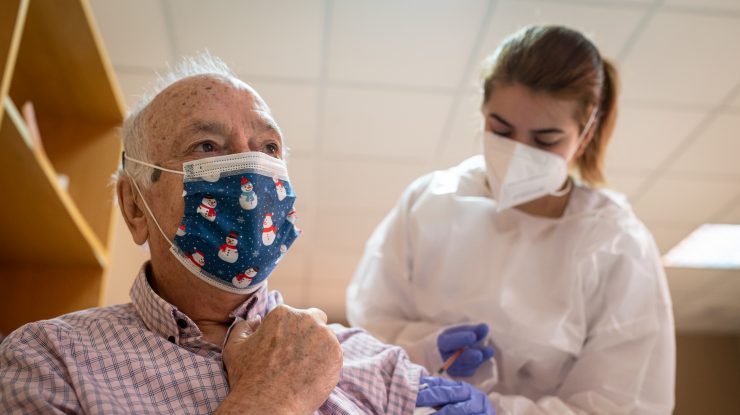 Seniorii din Cluj sunt primii la vaccinare. Prefectura a detașat două ...