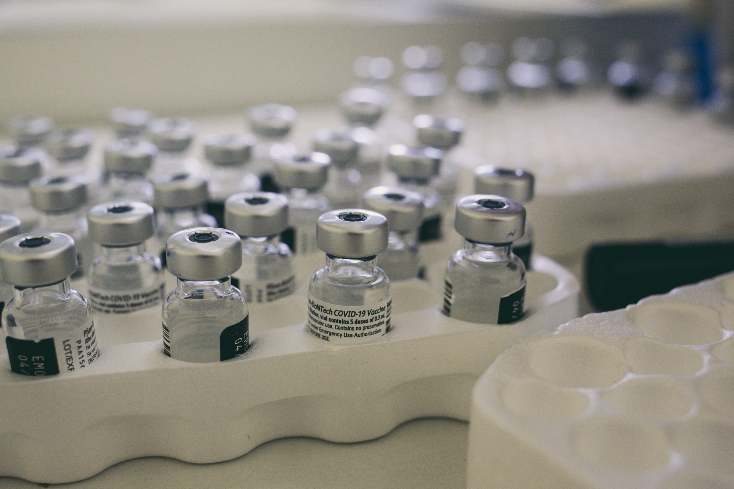 Aproape 700.000 de doze de vaccin Pfizer ajung luni în România