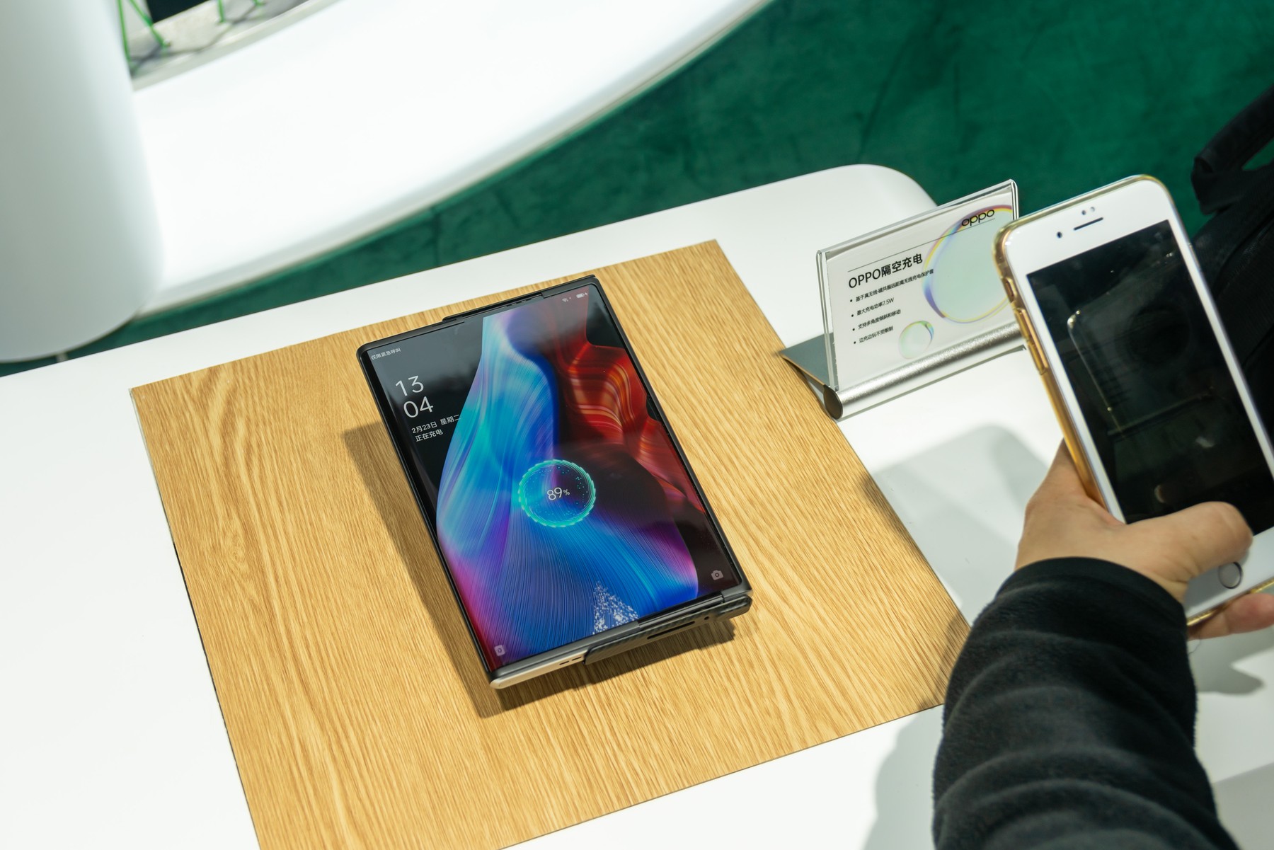 Concept pentru viitor. Primul telefon cu ecran rulabil a fost prezentat ...