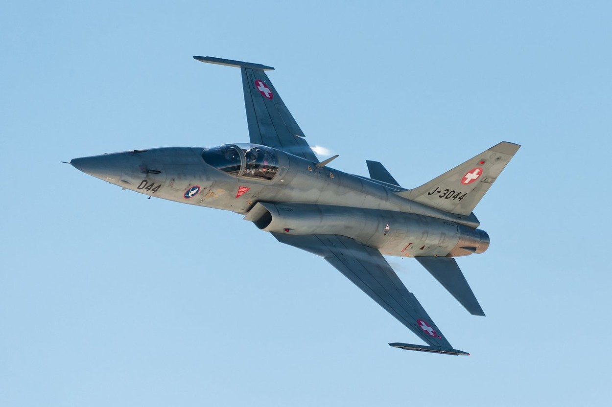 Un avion străin a traversat miercuri România. Cum a reacționat MApN ...