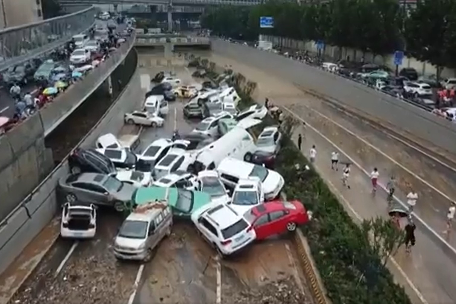 VIDEO. Imagini filmate din dronă cu potopul din China. Ce a rămas în ...