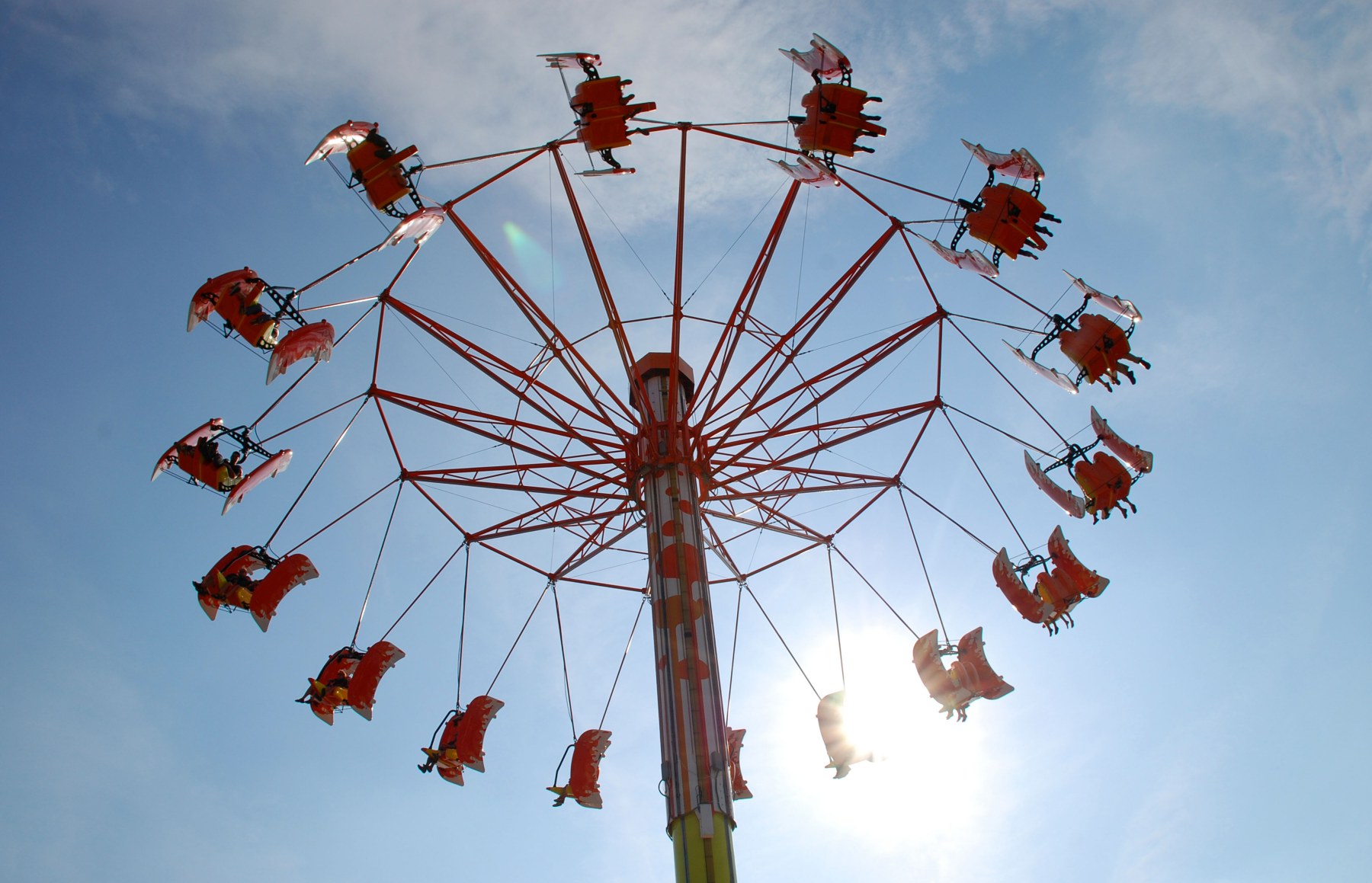 Doi copii din Craiova au căzut dintr-un carusel, de la un metru ...