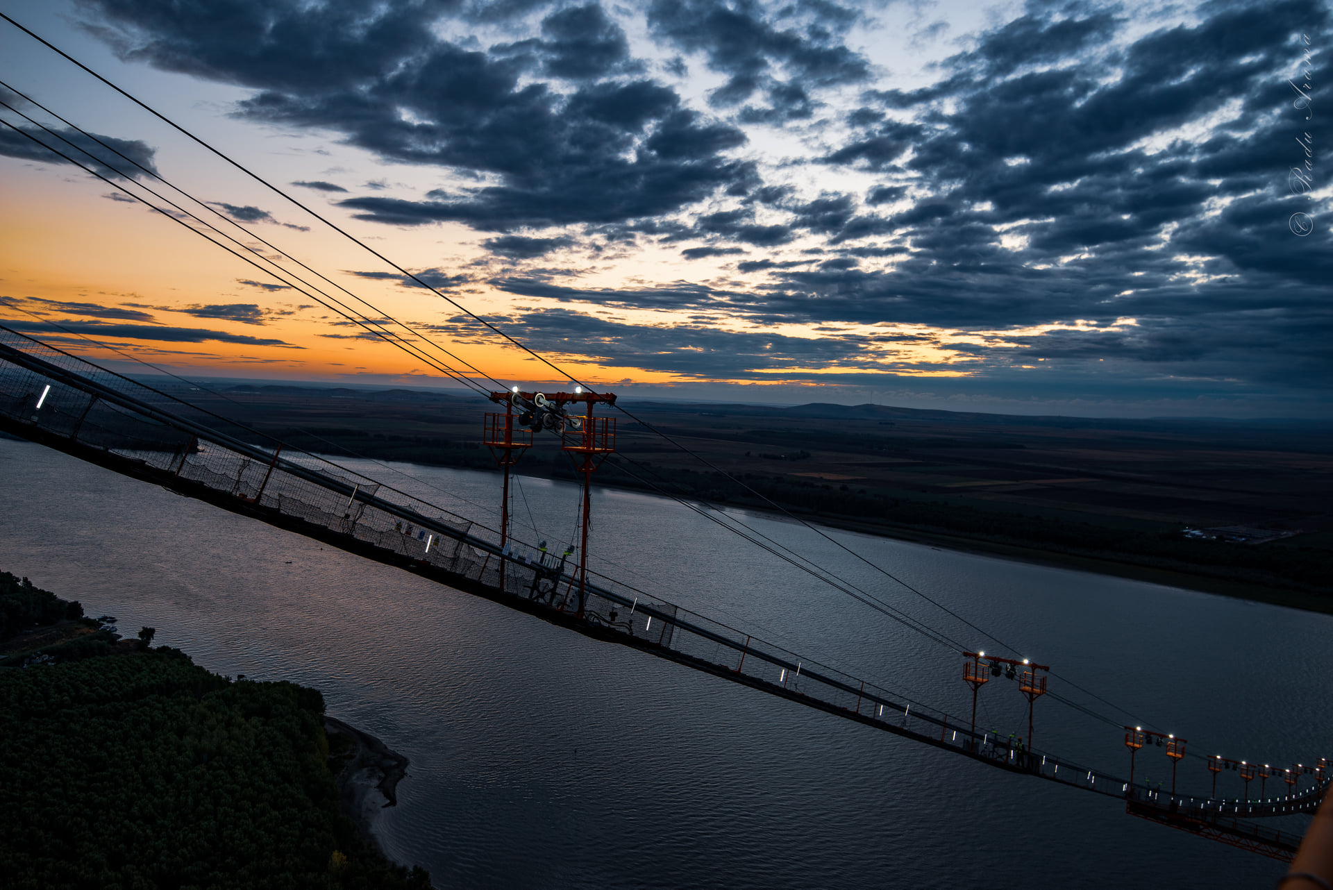 Imagini spectaculoase de pe cel mai mare pod suspendat din România. FOTO
