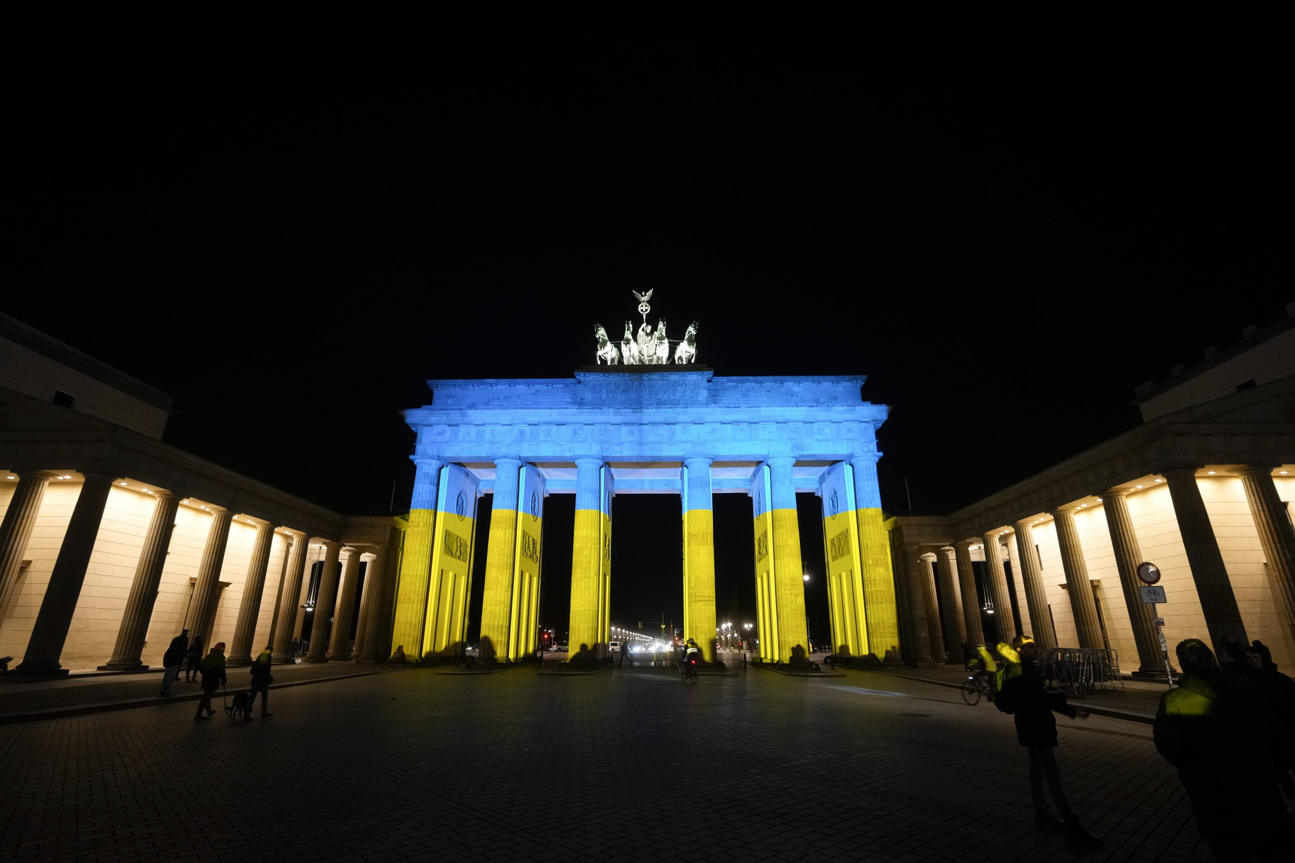 Berlinul iluminează Poarta Brandenburg în culorile drapelului ucrainean