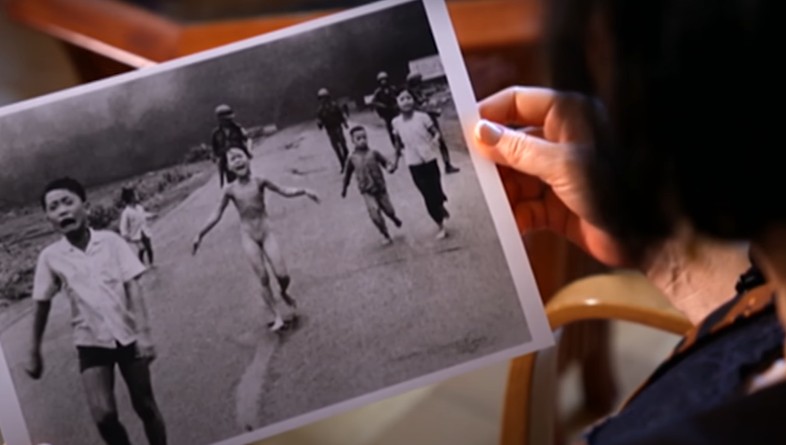 „Fetița Napalm”, din fotografia emblematică a Războiului din Vietnam, a ...