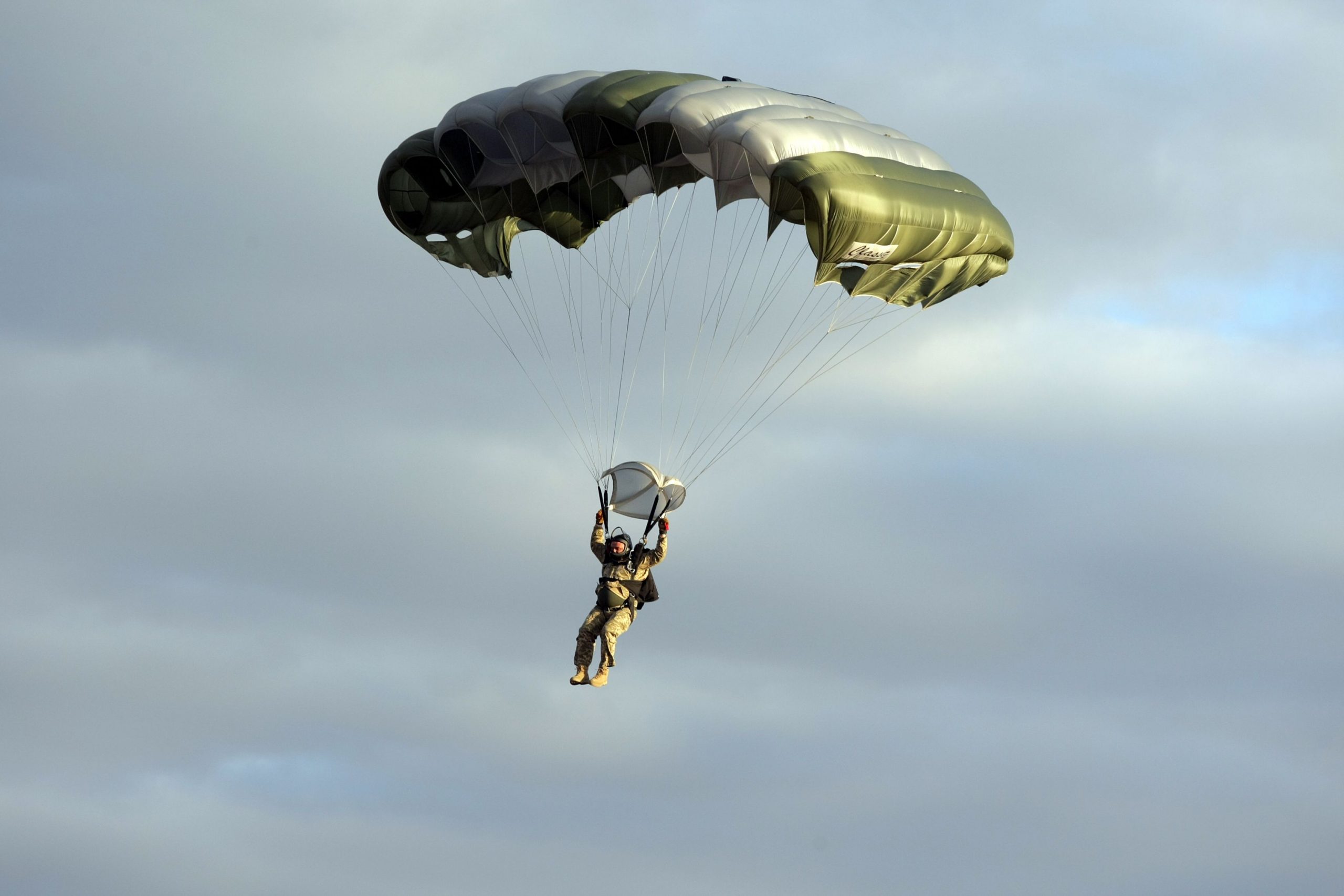 Saltul cu parașuta ține în priză un bosniac de 88 de ani