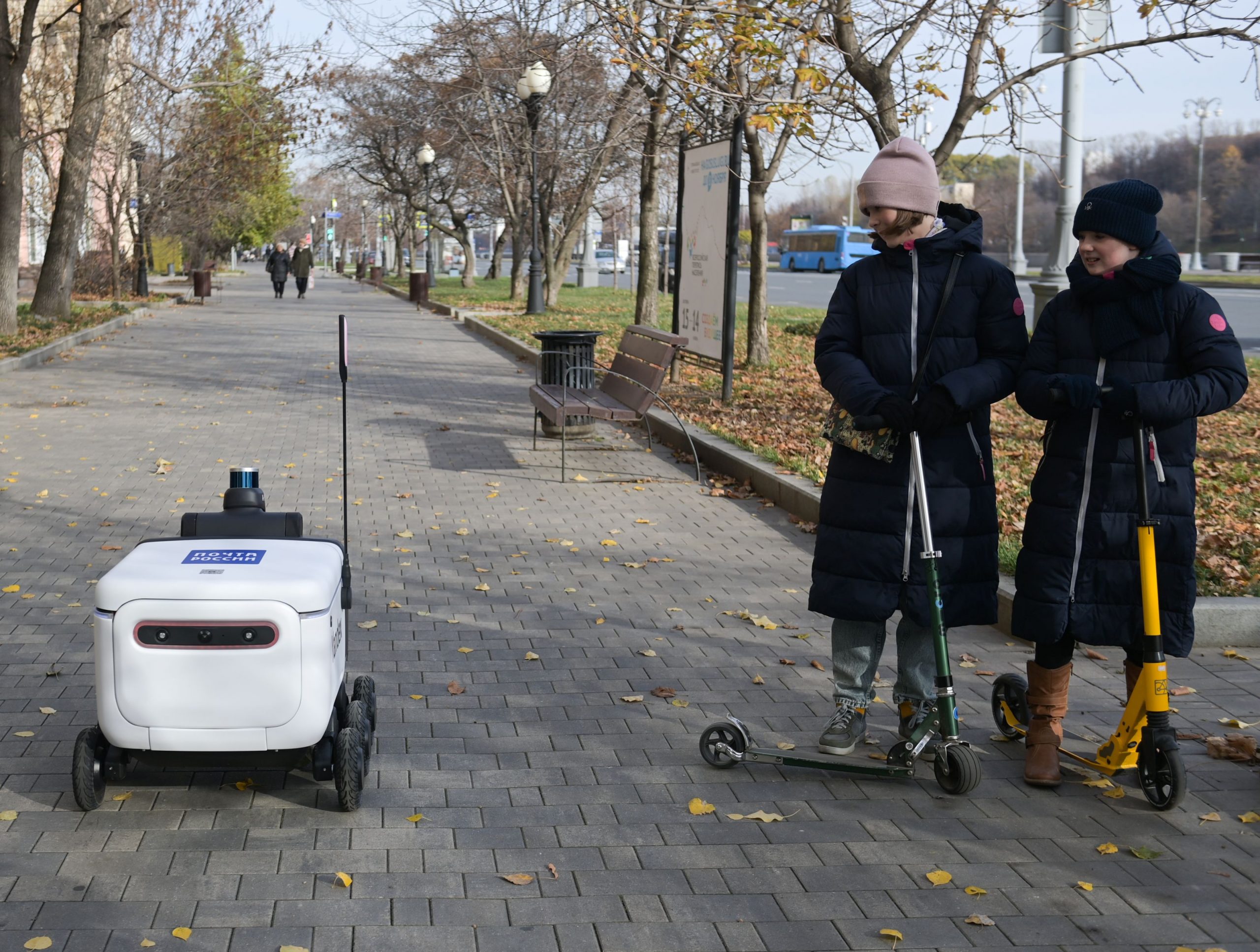 VIDEO. Curierul robot: Un start-up livrează pachete cu ajutorul unor ...