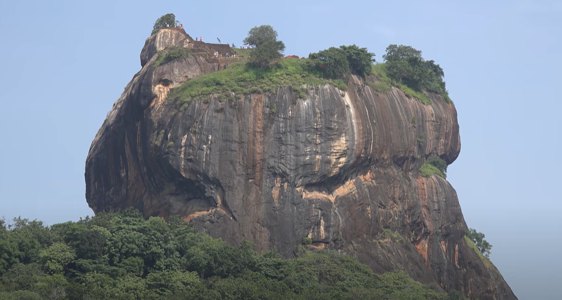 A opta minune a lumii: Stânca Leului care se ridică la 200 de metri în ...