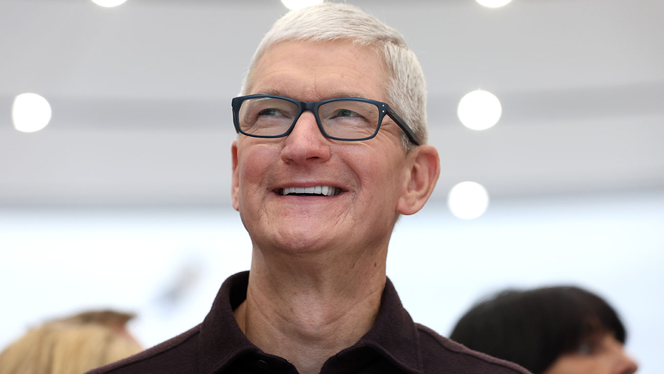 Tim Cook, CEO-ul Apple, își reduce salariul cu 40% – până la 49 de ...