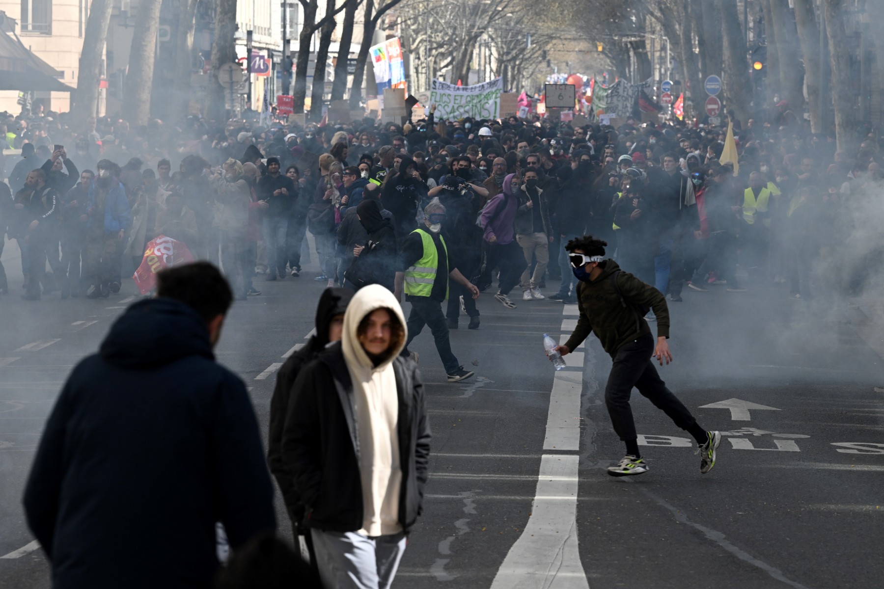 VIDEO. Proteste în Franța. Peste 100 de polițiști au fost răniți ...