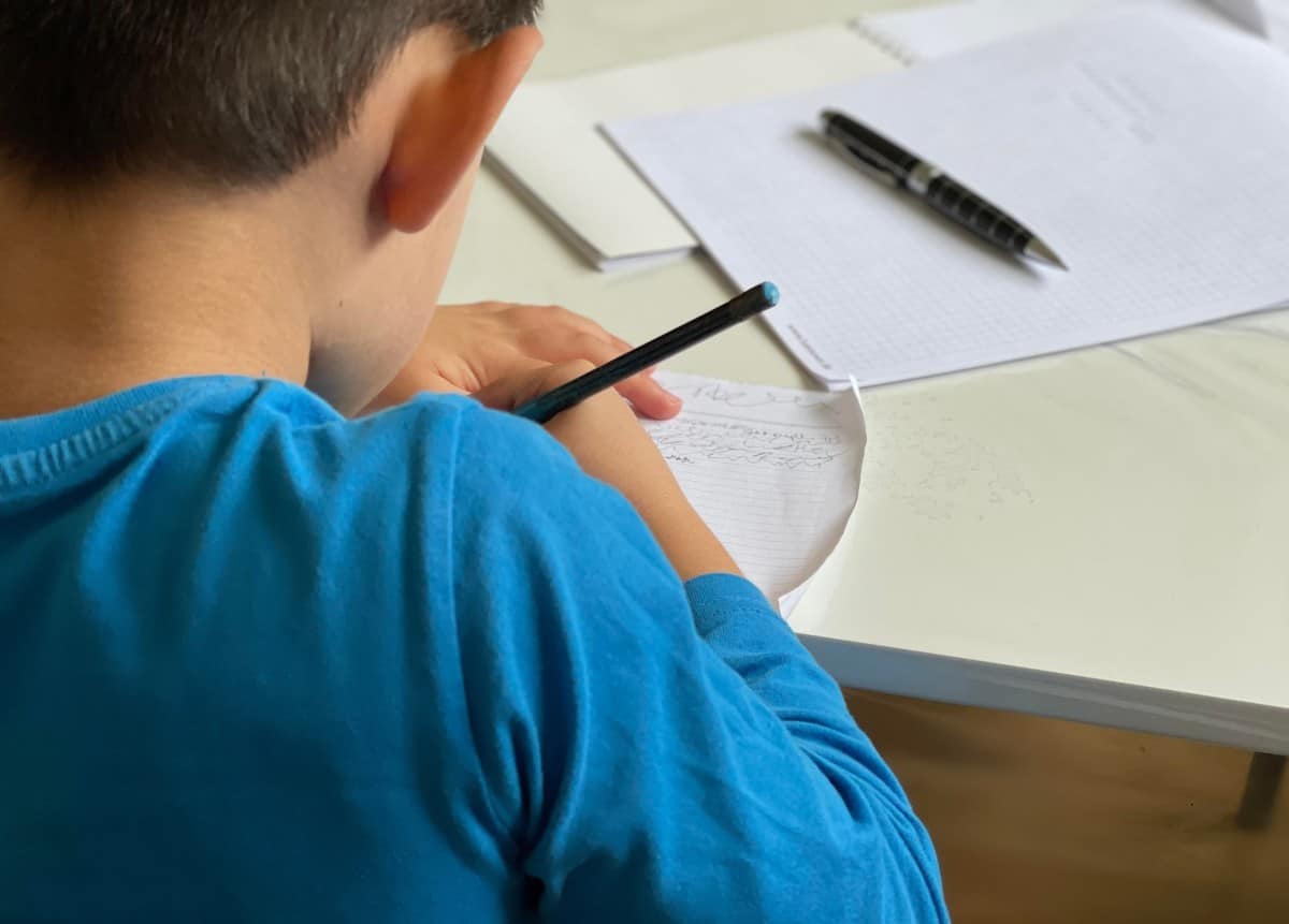 Ce face copilul tău când nu are teme?