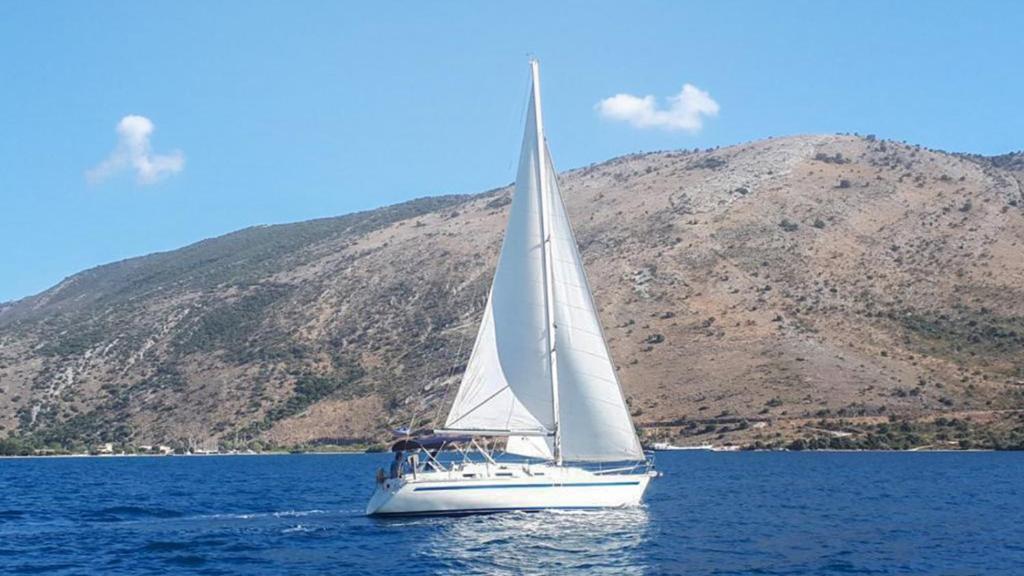 Mickey Hash face înconjurul lumii pe iaht. Cum e viața pe velier