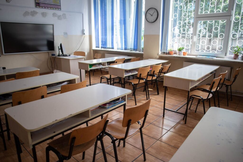 Camera de detenție pentru elevi stârnește controverse. Consiliul ...