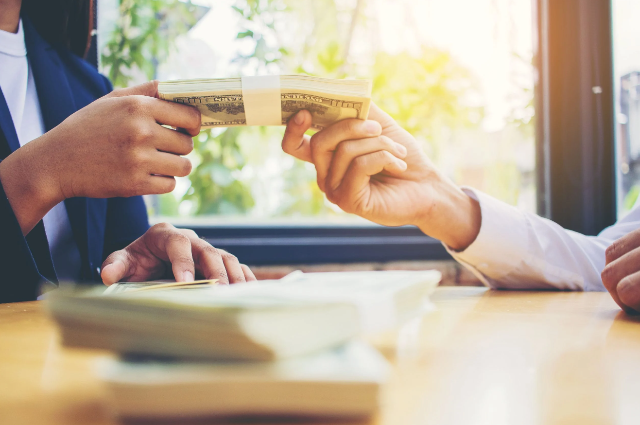 Cum evoluează salariile din România? Cristian Hostiuc, director ...