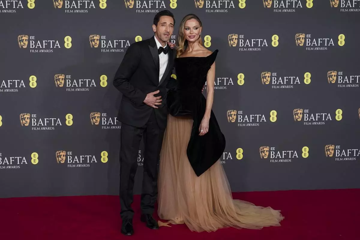 Vedetele au făcut furori pe covorul roșu de la Premiile BAFTA. George ...