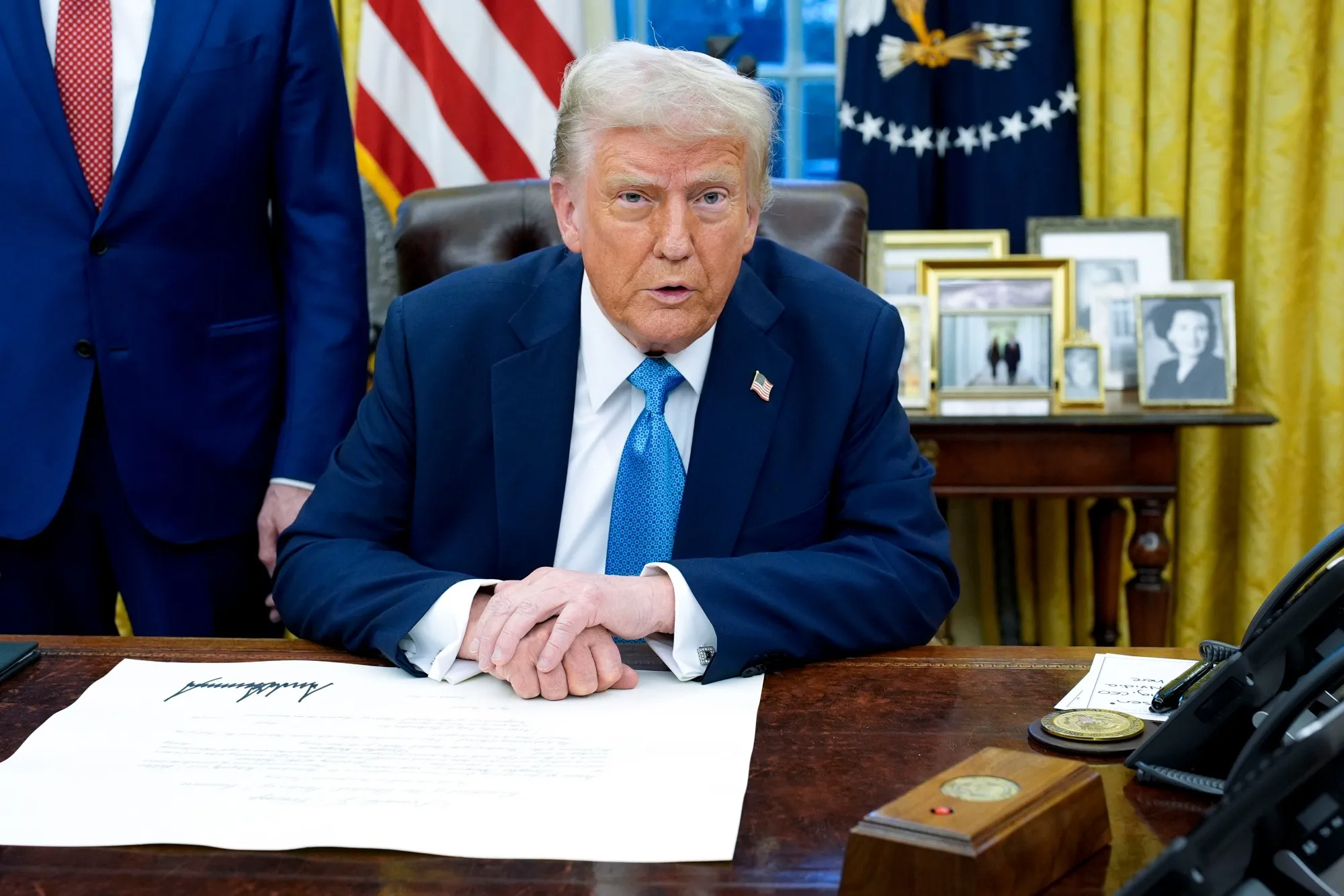 Trump concediază mii de angajați