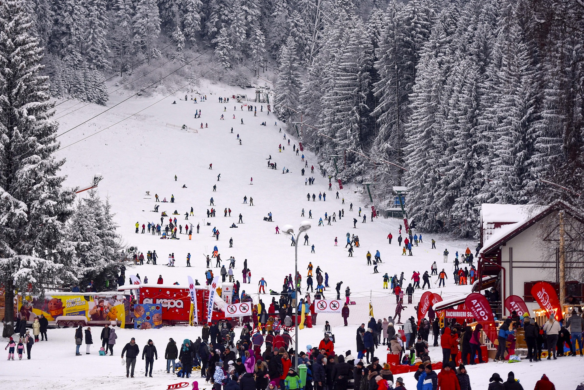 Poiana Brașov și Sinaia au atras anul acesta un număr record de turiști ...