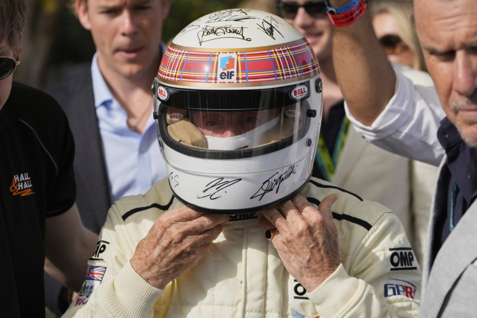 Michael Schumacher a dat un autograf pe o cască, la 12 ani de la ...