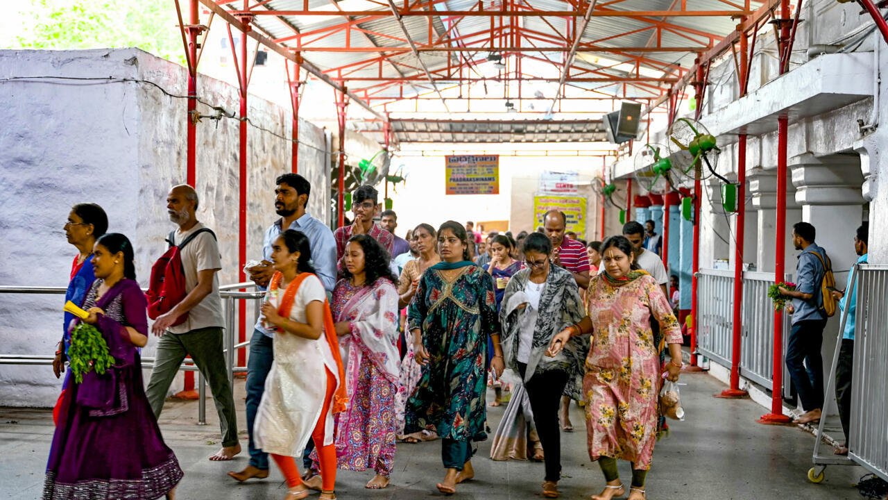 Indienii se roagă în templul vizelor pentru acces în Statele Unite ale ...