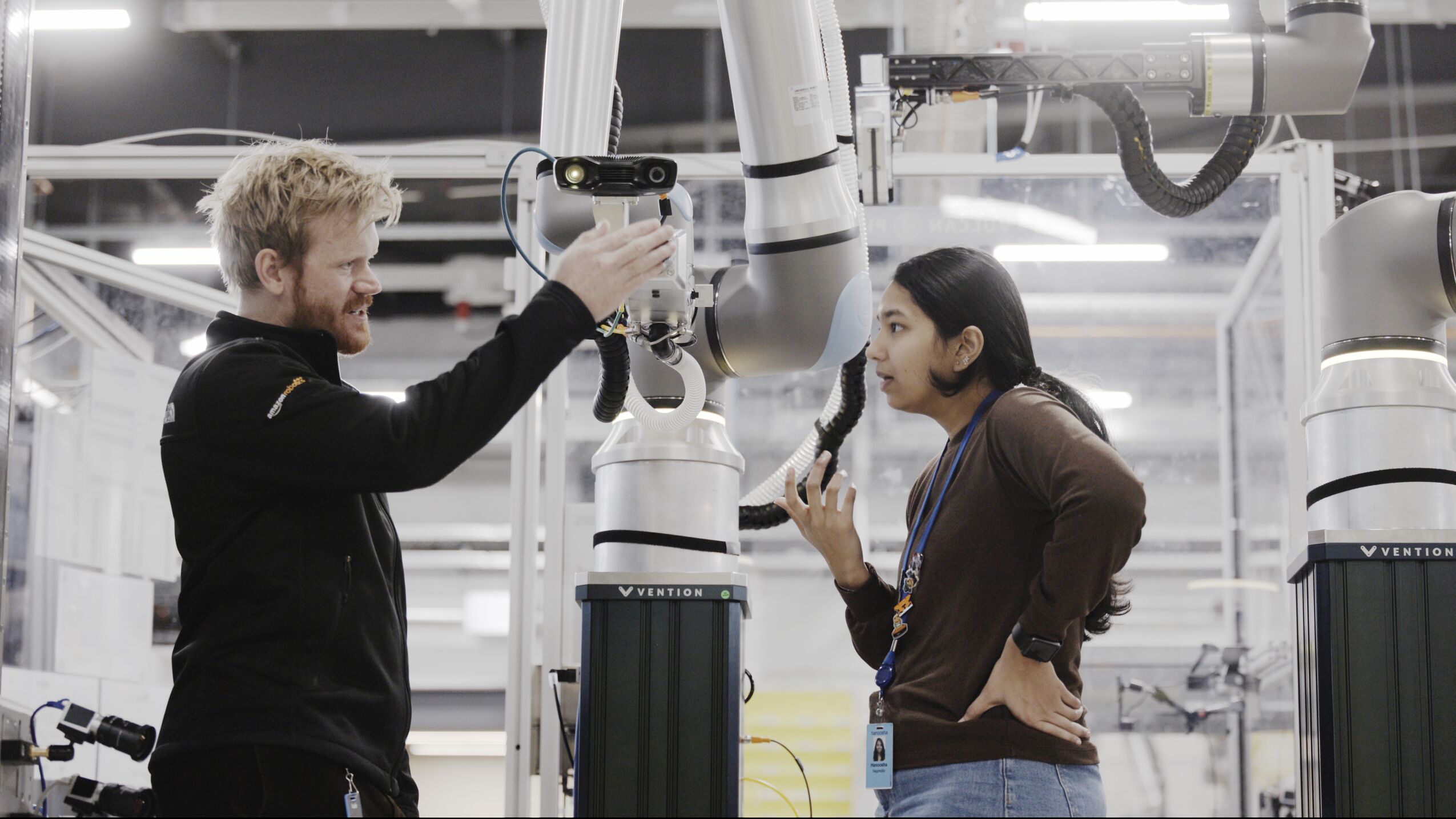 Amazon lansează Vulcan, primul robot cu simț tactil. Amazon are deja ...