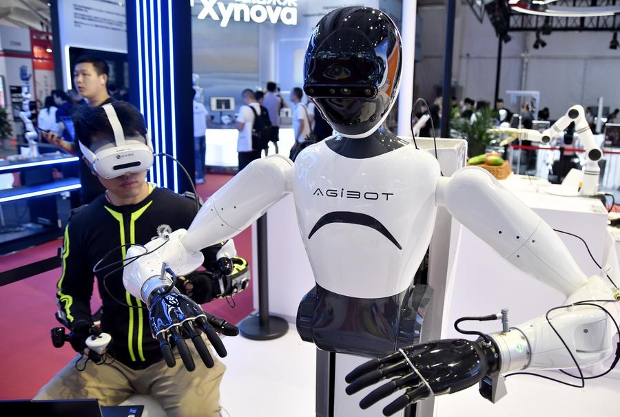 China prezintă la World Robot Conference cei mai avansați roboți ...