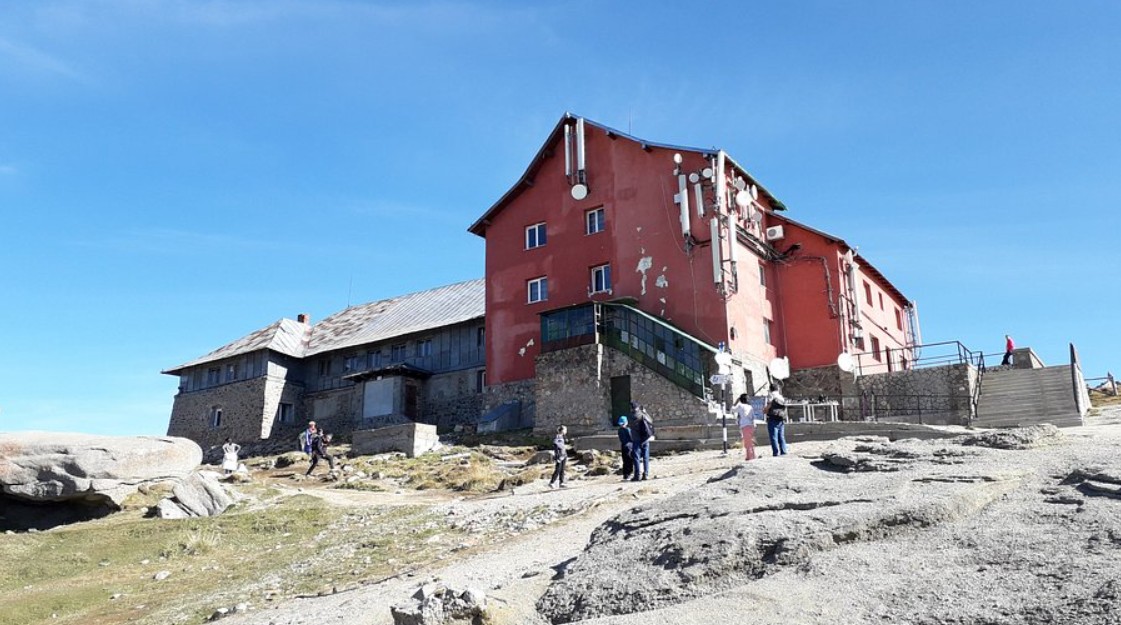Cabana Babele din Munții Bucegi este scoasă la vânzare pentru 1,6 ...